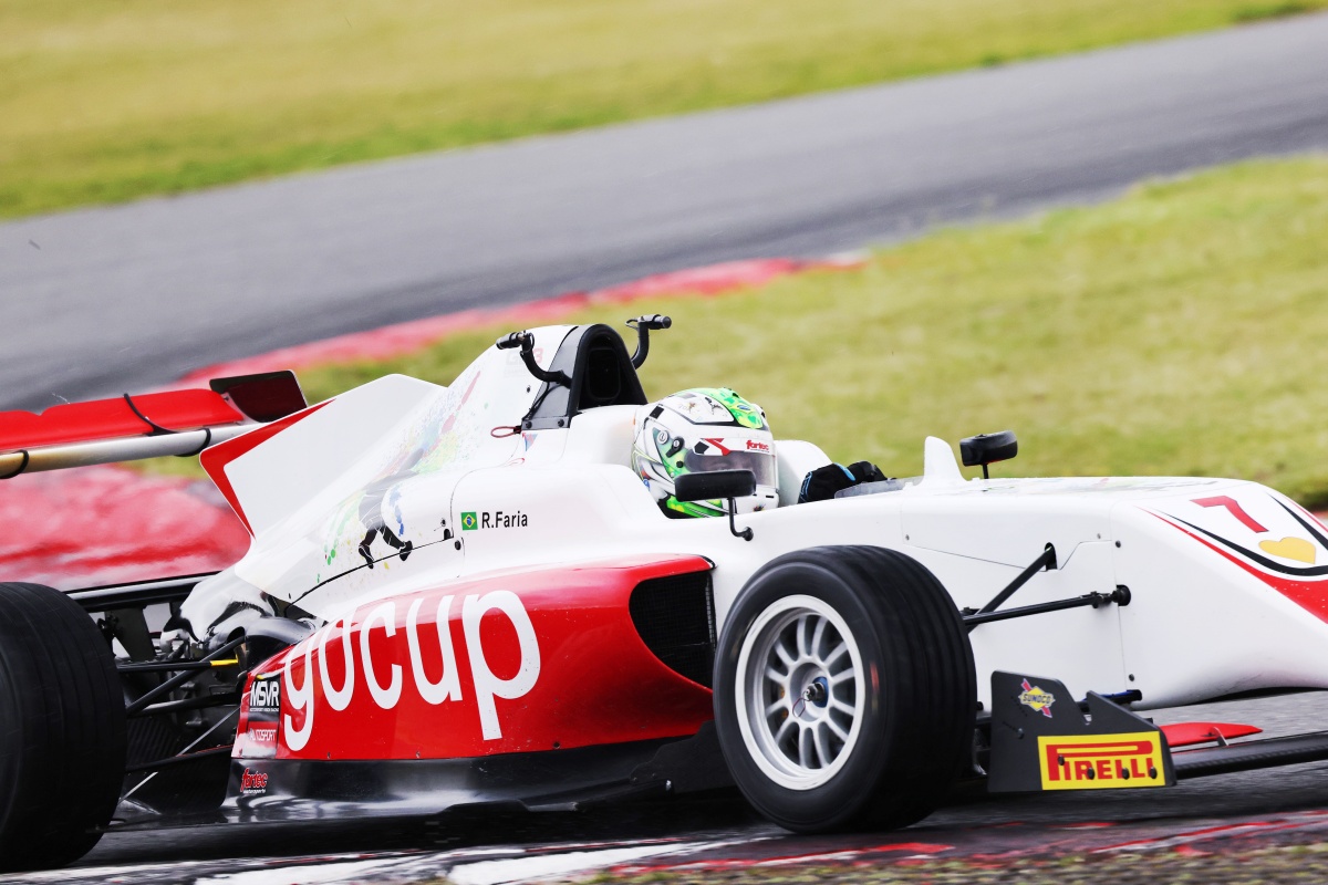 GB3 – Roberto Faria conquista dois pódios em Snetterton 300 ...