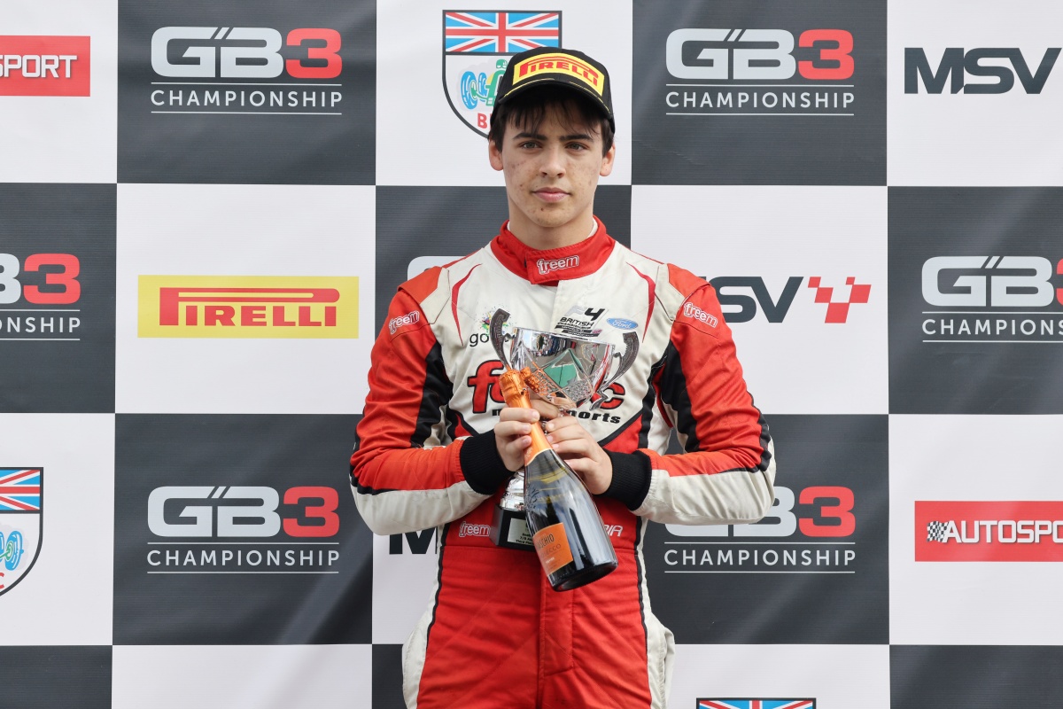 GB3 – Roberto Faria conquista dois pódios em Snetterton 300 ...