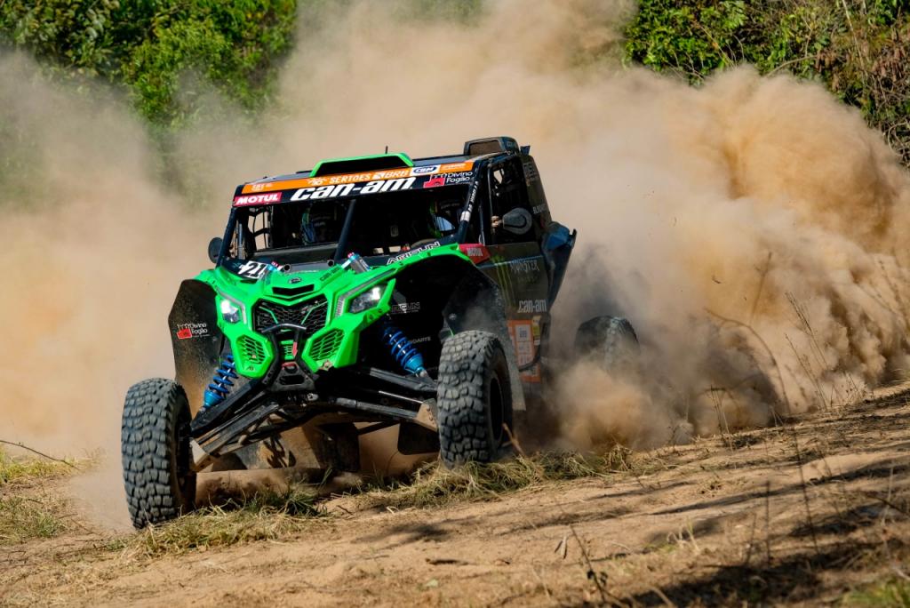 Rally – O piloto e seu navegador Rodrigo Varela e Matheus Mazzei são ...