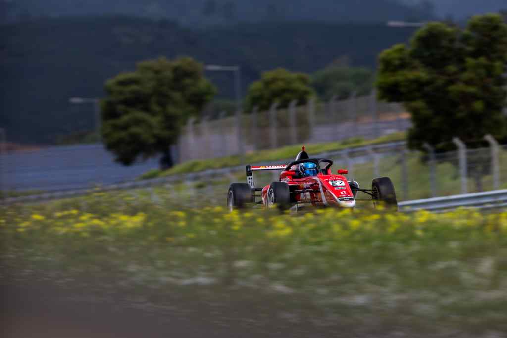 F4 – O piloto Alexander Jacoby inicia etapa da F4 Spain Winter Series ...