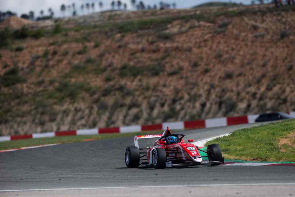 F4: Alexander Jacoby escala de 23 posições em Navarra – Velocidade no ...