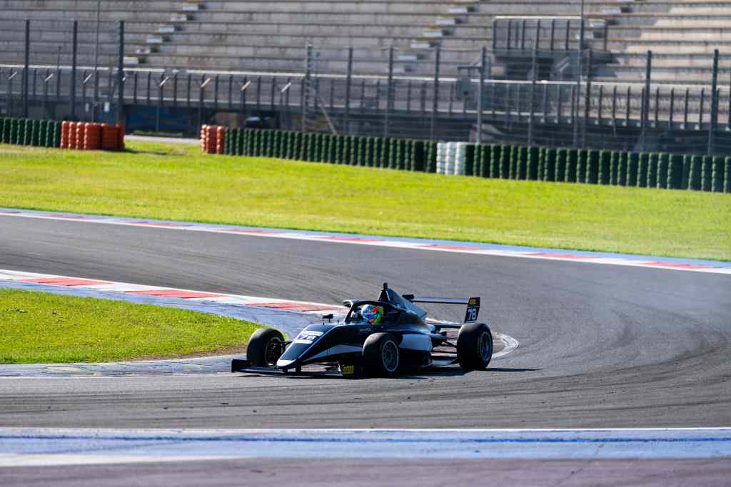 F4: Mais veloz no teste coletivo, Gabriel Gomez corre em Vallelunga ...